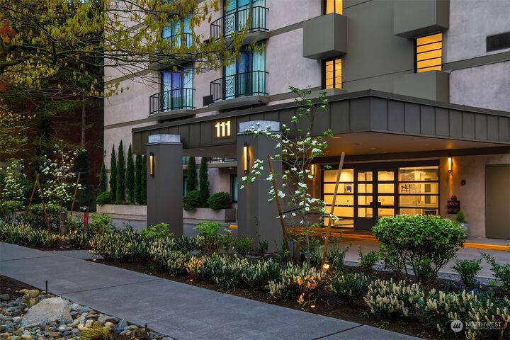 MLS#2232791: 111 W Highland Drive 2W, Seattle, WA 98119