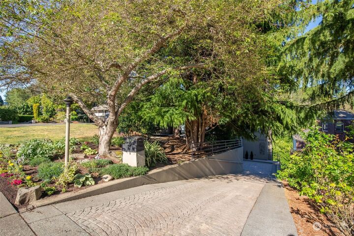 House for sale in Seattle: 1529 Magnolia Boulevard W, Seattle, WA 98199